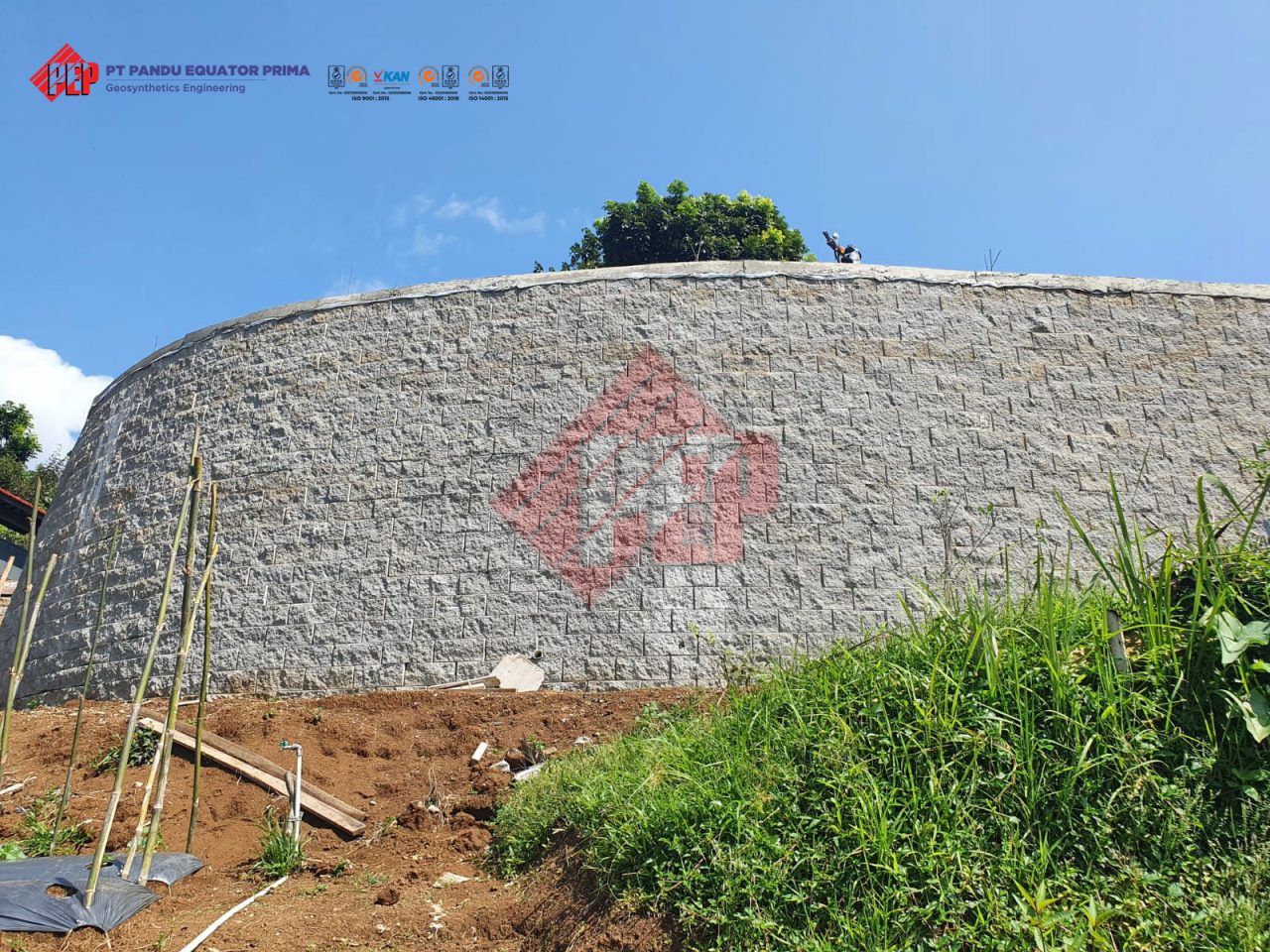 Segmental Retaining Wall (SRW) Menggunakan MSE Wall System