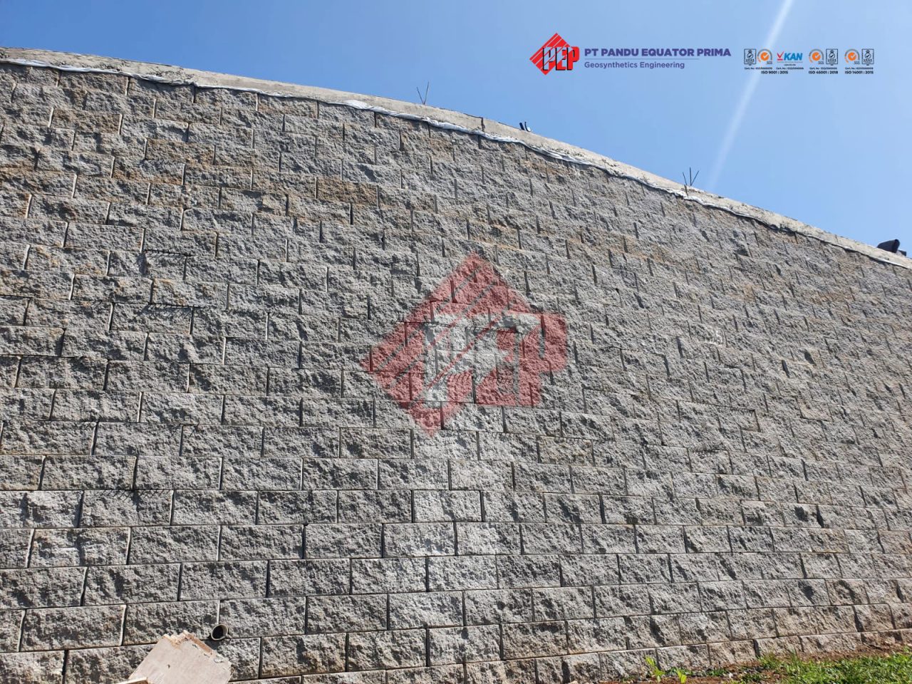 Segmental Retaining Wall (SRW) Menggunakan MSE Wall System