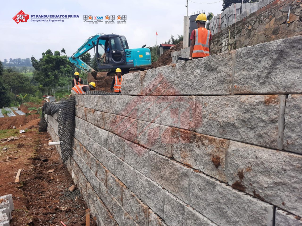 Segmental Retaining Wall (SRW) Menggunakan MSE Wall System