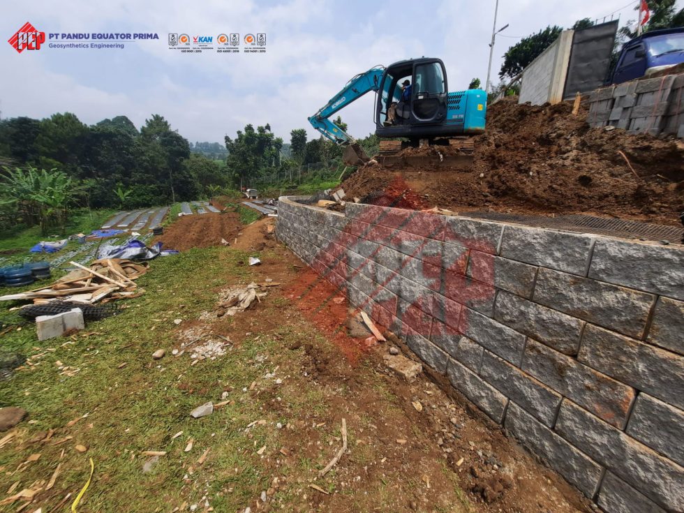 Segmental Retaining Wall (SRW) Menggunakan MSE Wall System